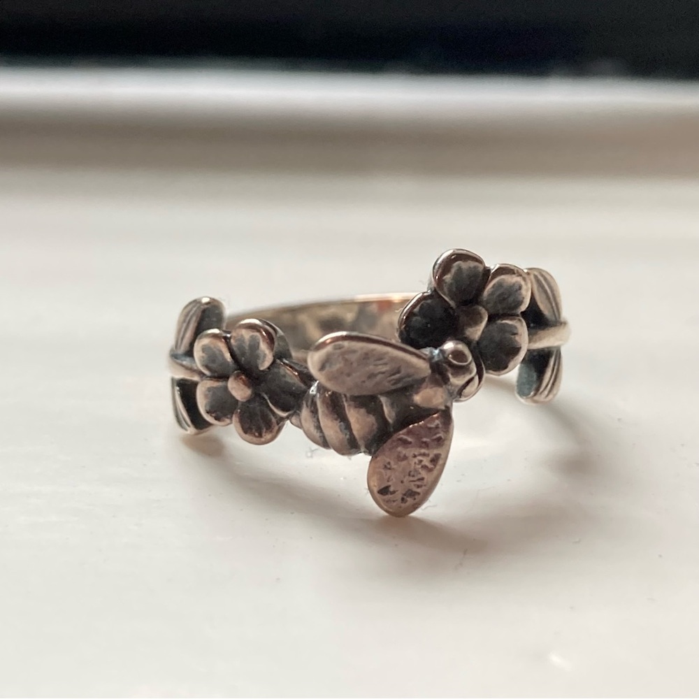 Rare Retired James Avery Bee Flower Ring - Gem